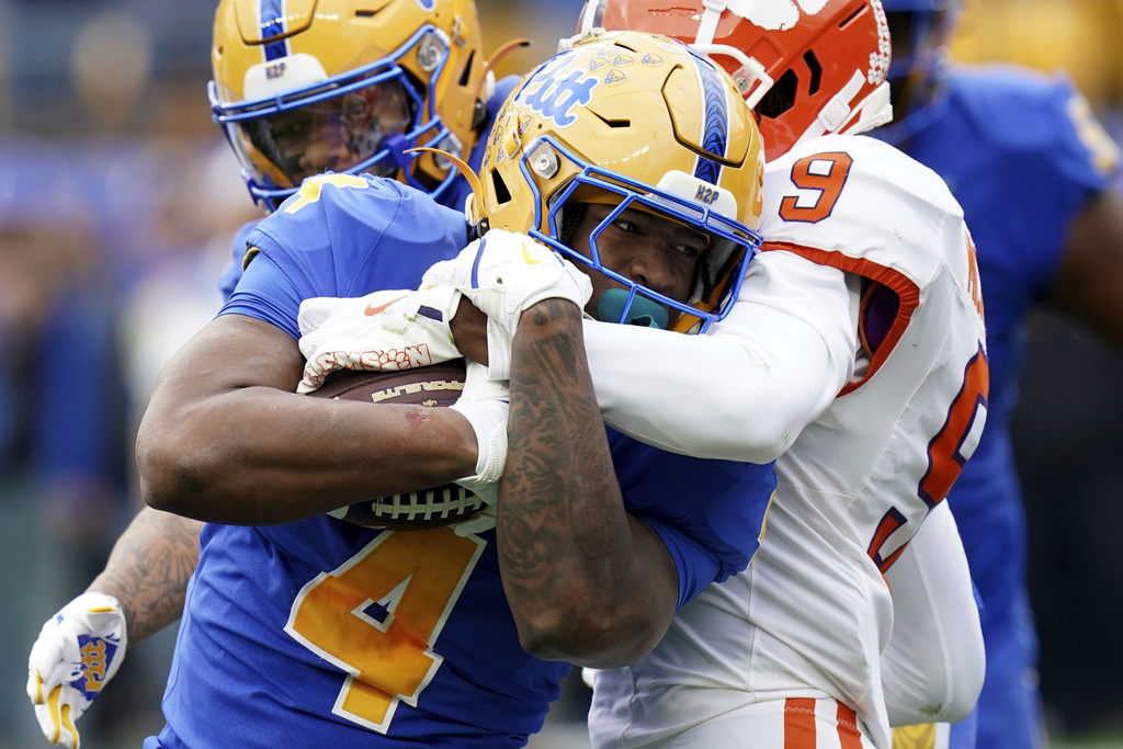 Klubnick's late touchdown run helps No. 17 Clemson escape with a 24-20 ...